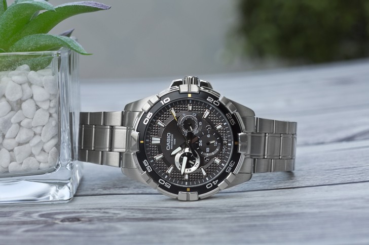 Casio MTD-1069D-1AVDF thiết kế mạnh mẽ, chống nước 10ATM