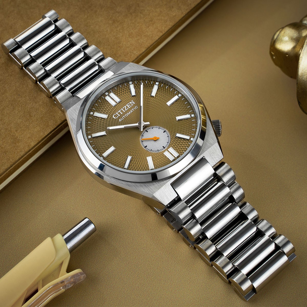 Citizen Tsuyosa Small Second NK5010-51X, mặt Guilloché